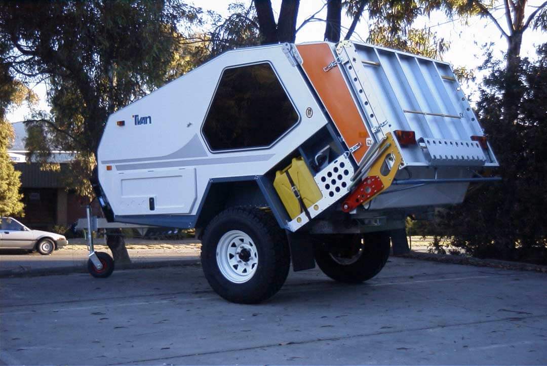 t-van-closed-01 - TRACK TRAILER