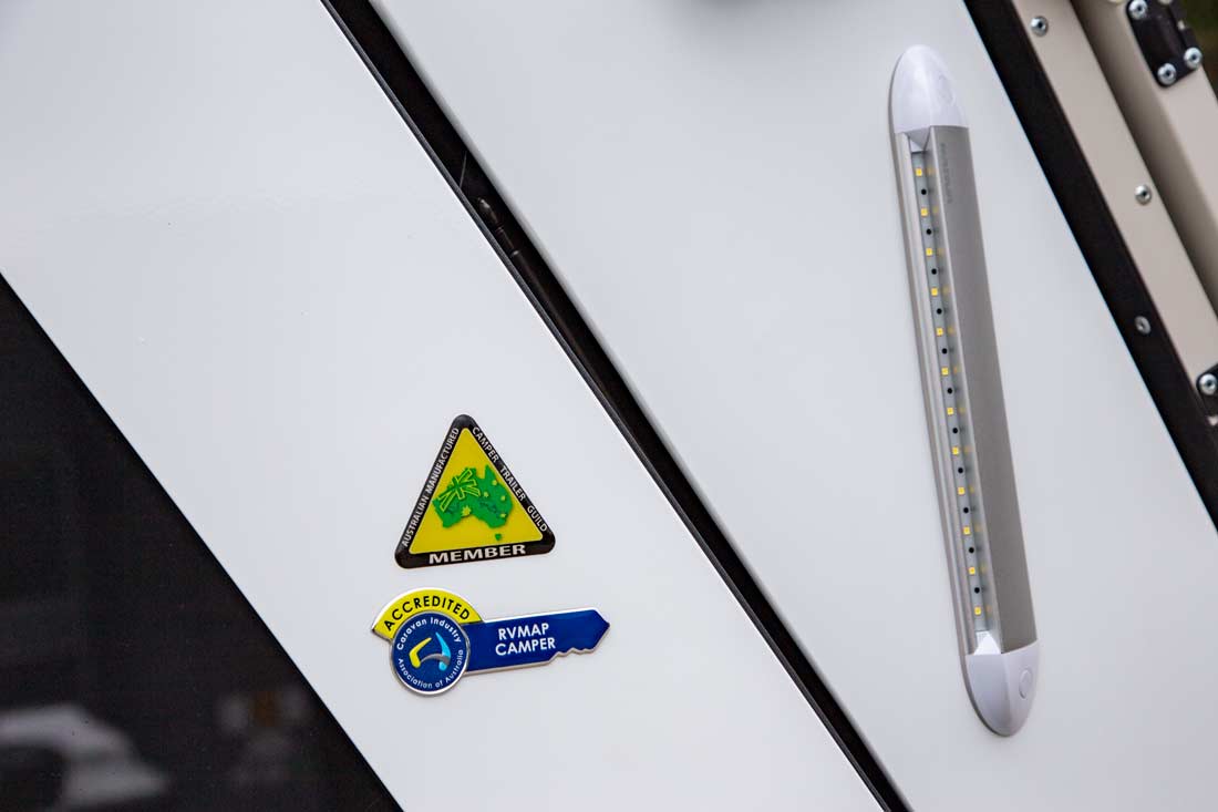 Tvan Zenith (18) - TRACK TRAILER